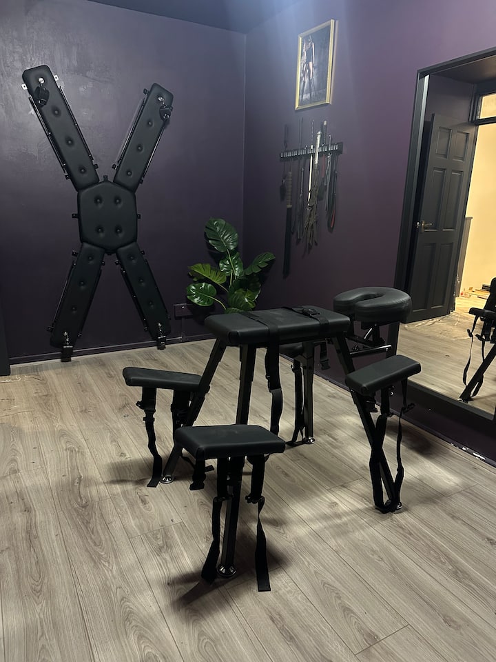 A Discreet & Elegant Play Space For Couples - Dorking