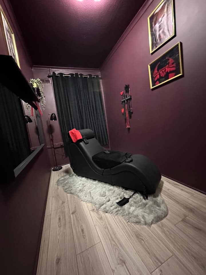 A Discreet & Elegant Play Space For Couples - Horsham, UK