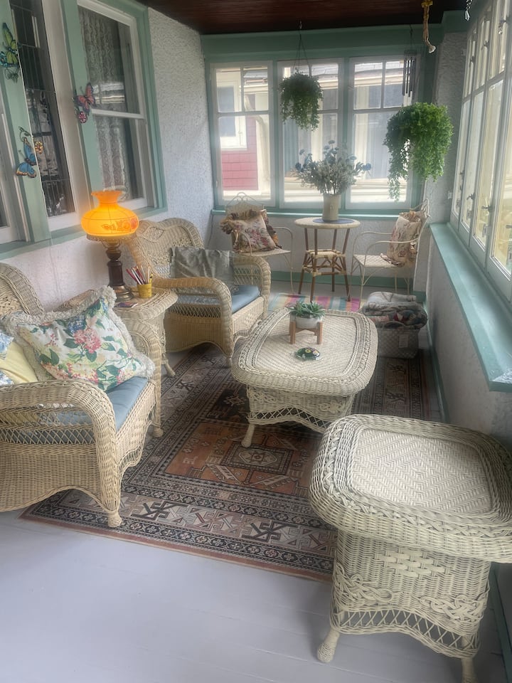 Ellie's Place In Albany Park - Jefferson Park - Chicago