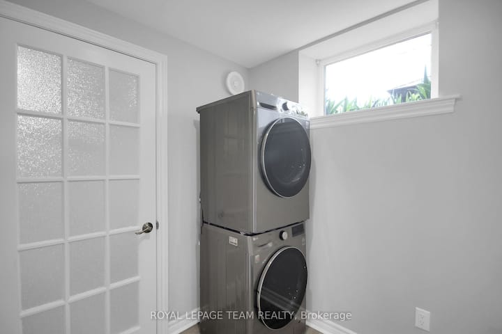 Bright Glabar Park Studio - Ottawa