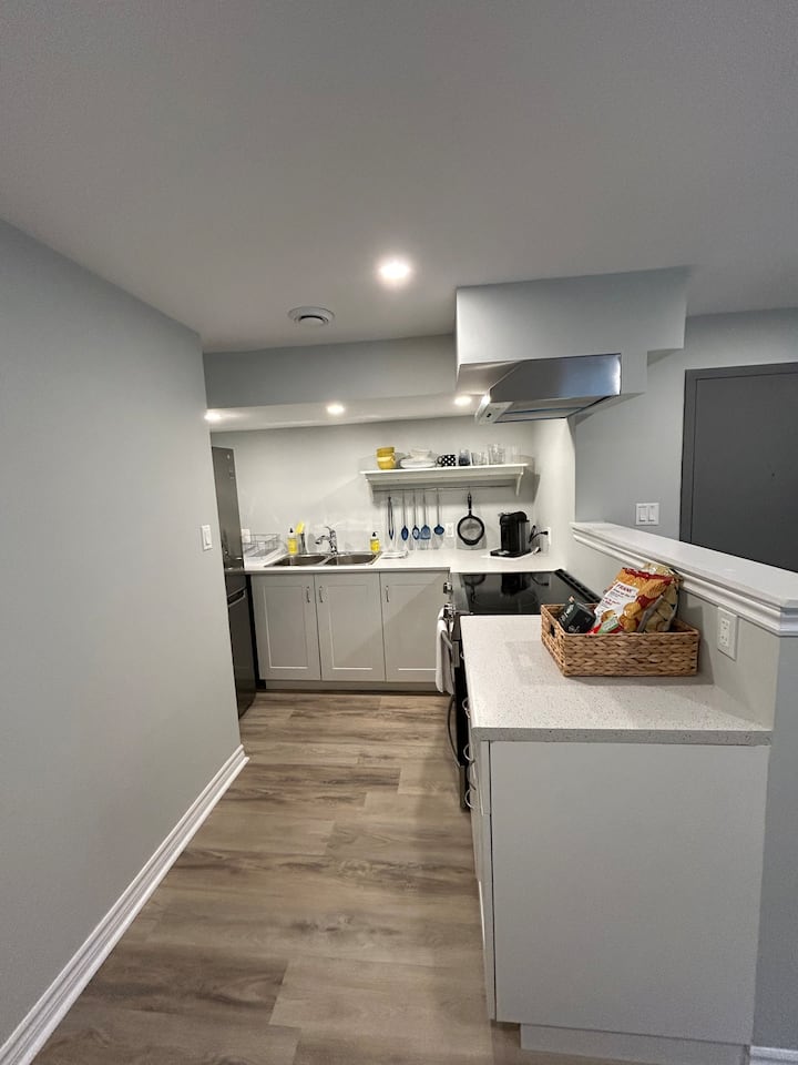 Bright Glabar Park Studio - Ottawa