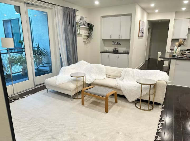 Irvine Modern 2b2b Home W Pool/gym - Irvine, CA