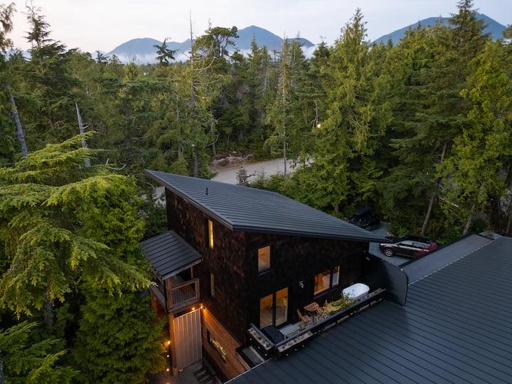 The Cedar Lookout - Ucluelet