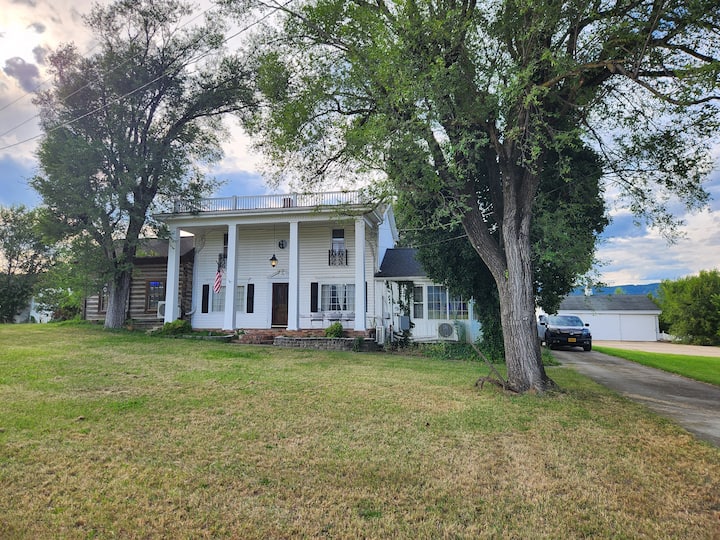 Valley Pike Manor | Historic Farmhouse Retreat - Strasburg, VA