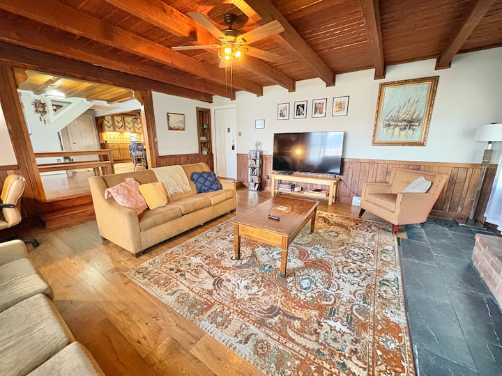 Valley Pike Manor | Historic Farmhouse Retreat - Strasburg, VA