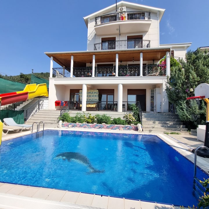 Deniz Manzaralı Doğayla İç İçE 4 Katlı Villa - Gemlik
