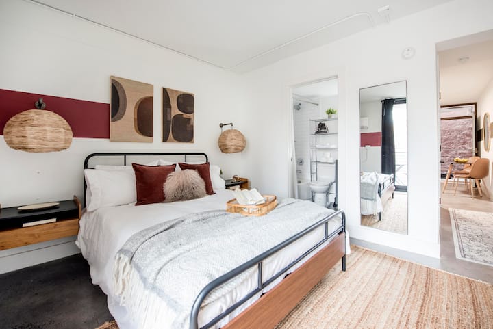 The Scarlet – Midtown Apt W/ Balcony & Skyline - Buckhead, GA