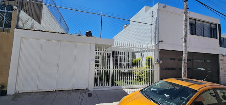 Comoda Casa 1 Piso A 2 Min Del Centro De Querétaro - Mexico