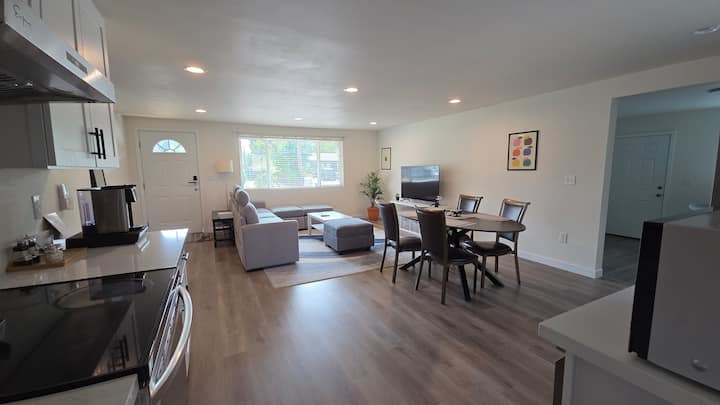 Front Unit Guest House With Individual Entrance - Renton, WA