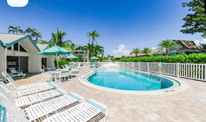 Beachside Paradise! Coconuts Poolside! Heated Pool - Holmes Beach, FL