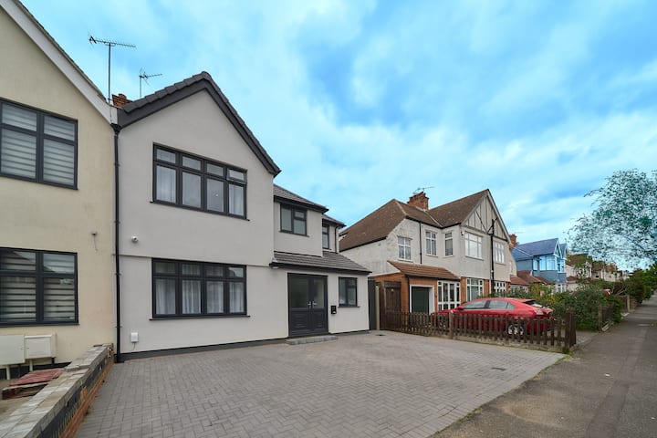 Spacious 7br Retreat With Parking-big Family Stay - Watford