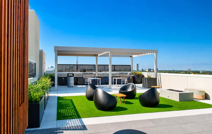 Cozy Downtown Suite Rooftop Lounge, Pool & Gym - Downtown Houston
