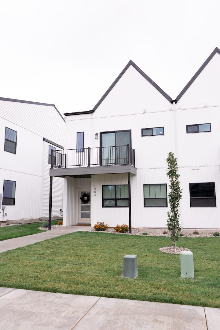 New - Luxury Oversized Townhouse + Greenbelt - Idaho Falls, ID