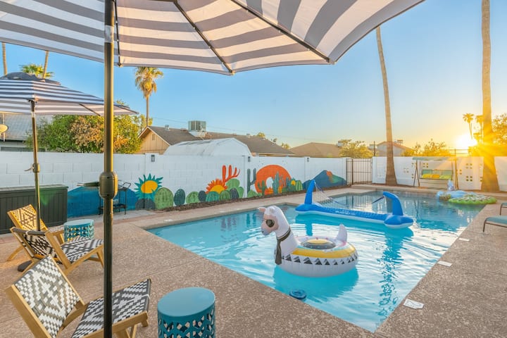 Turfed Outdoor Lawn & Fire Pit & Heated Pool - Phoenix, AZ