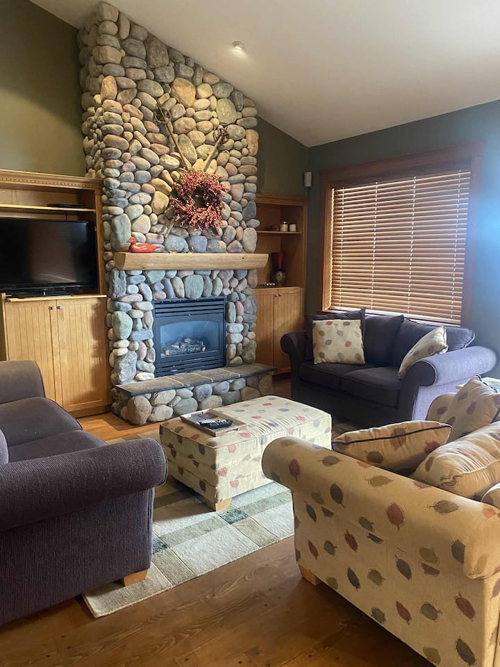 Spacious Ski-in/out Townhouse - Big White Ski Resort, BC