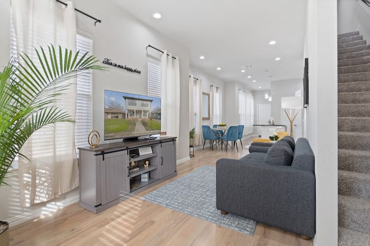 Bishop Arts Pet Friendly Duplex + Yard | 3br/2.5ba - Dallas, TX