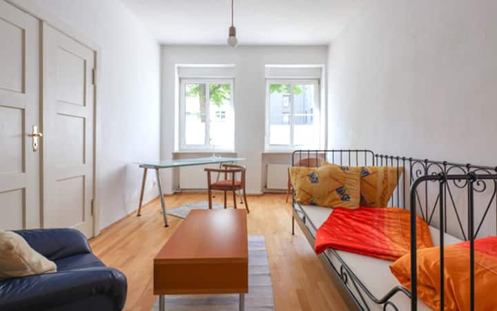 Bright & Furnished Student Room Near U And S-bahn - Berlin