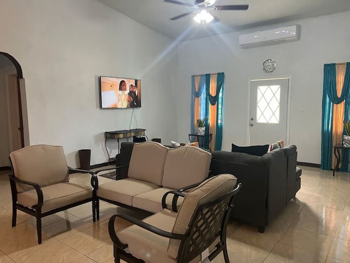 Periwinkle Cozy Retreat - Saint Kitts and Nevis