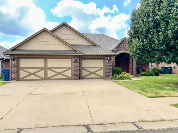 Heart Of Edmond Retreat - 3bed 2bath - Edmond, OK