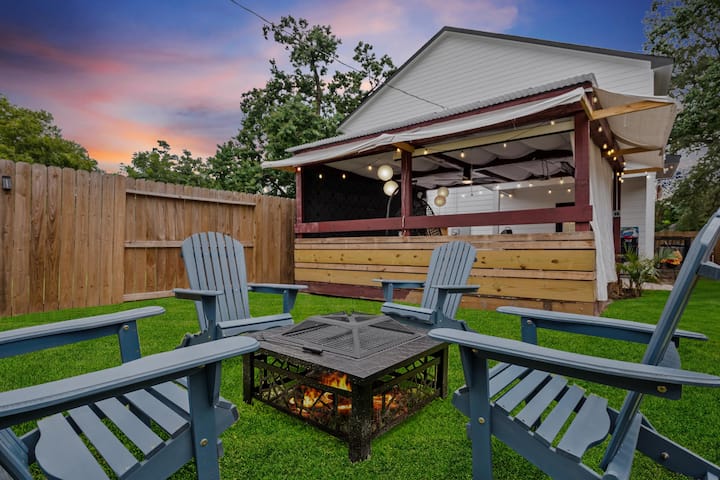 Fire Pit + Outdoor Movie | Cozy Modern Retreat - Houston, TX