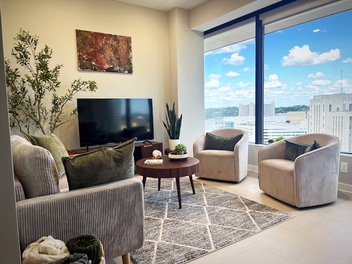 Chic Downtown Apartment | Prime Location - 버밍엄