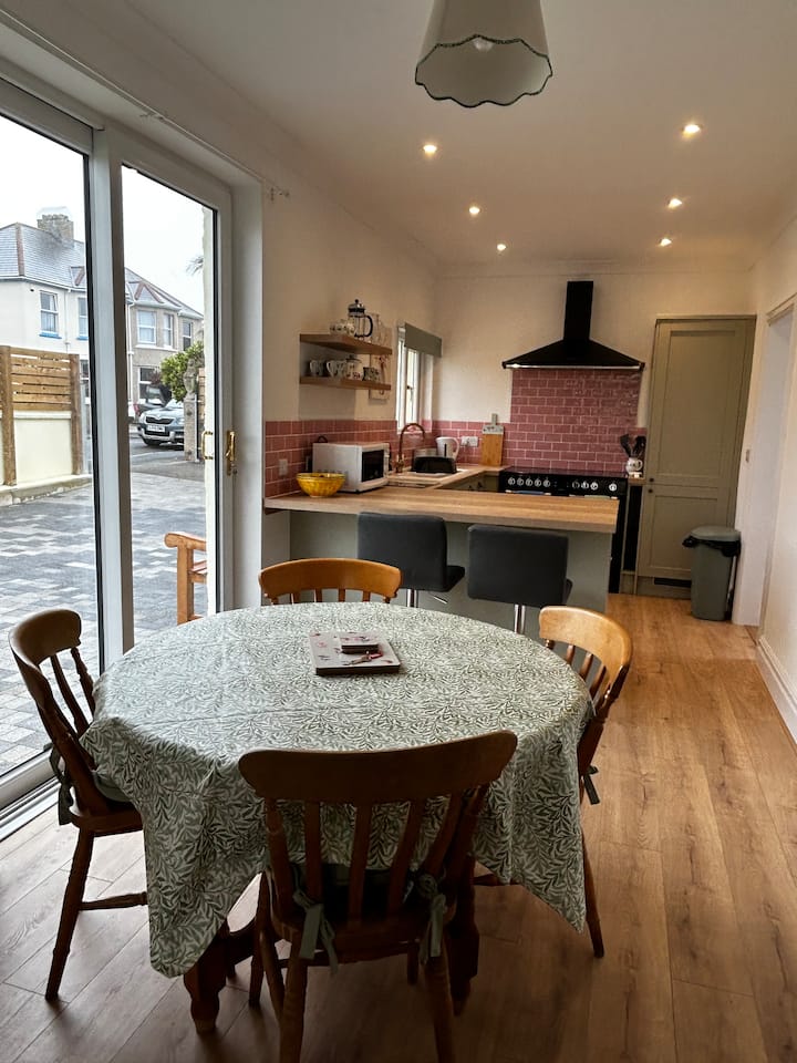 Newly Renovated Property Near Lusty Glaze - 뉴키