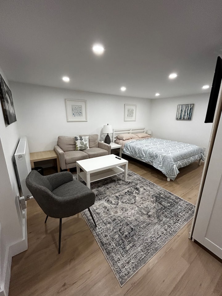 Danforth Nook - Laundry Included Onsite - Toronto