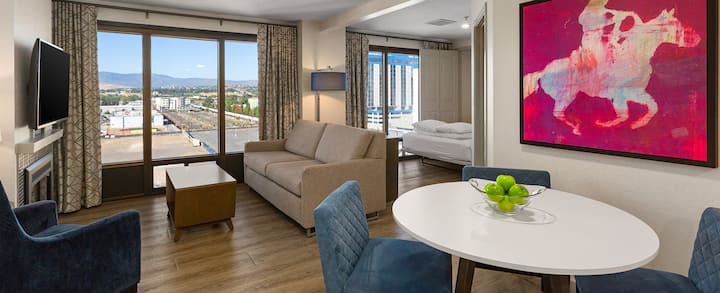 Spacious Reno Sleeps 6-8 - Reno, NV