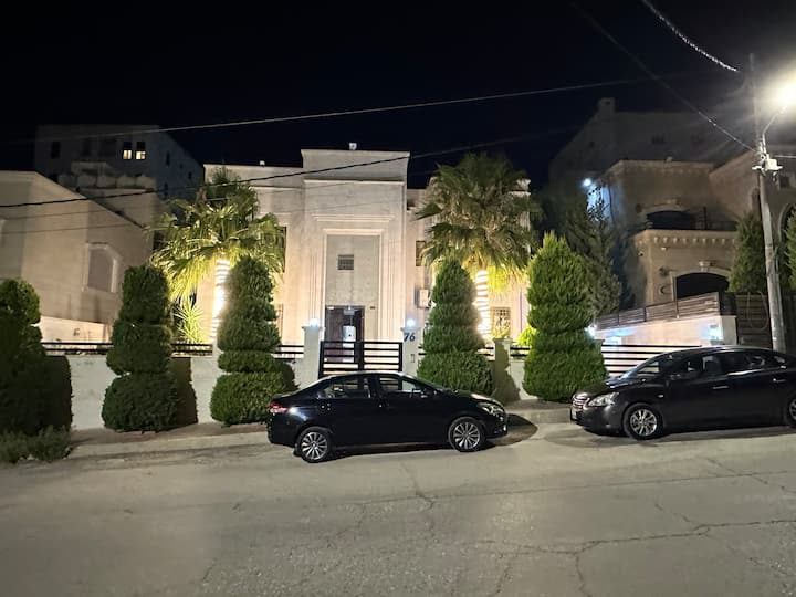 Luxurious 5 Bedrooms Furnished Villa, فيلا مفروشه - Amman