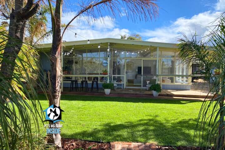 Retro Coastal Retreat With Vintage Style –Sleeps 7 - Port Elliot