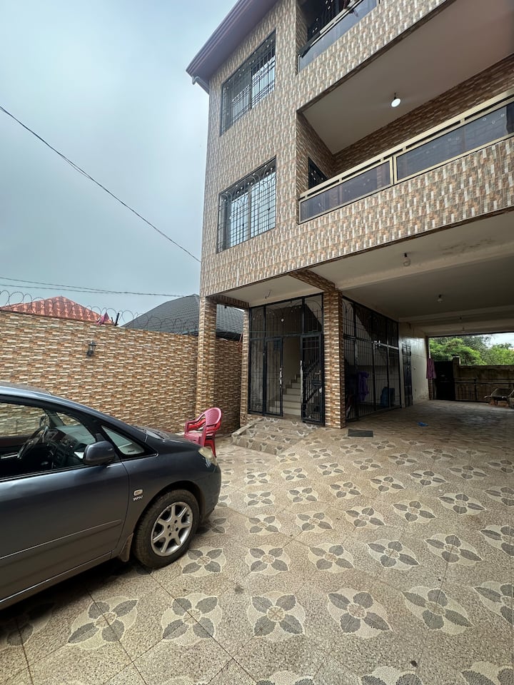 Spacious 4br W/ Ac & 75” Tv - Guinea