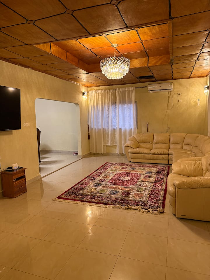 Spacious 3br W/ Ac & 75” Tv - Conakry
