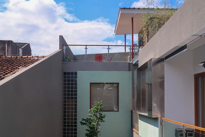 Iremia House 5: Beside The Crowd - 반둥