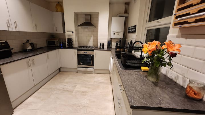 Jet Spa Bath & X2 Rooms | Central Dover - Dover