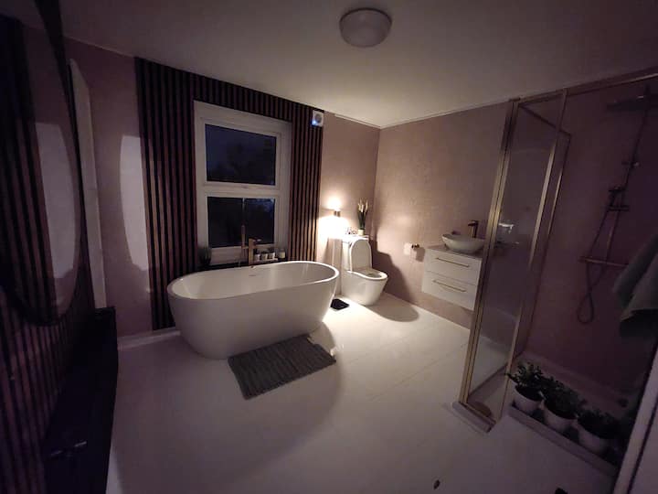 Jet Spa Bath & Super King Size Bed | Central Dover - Dover