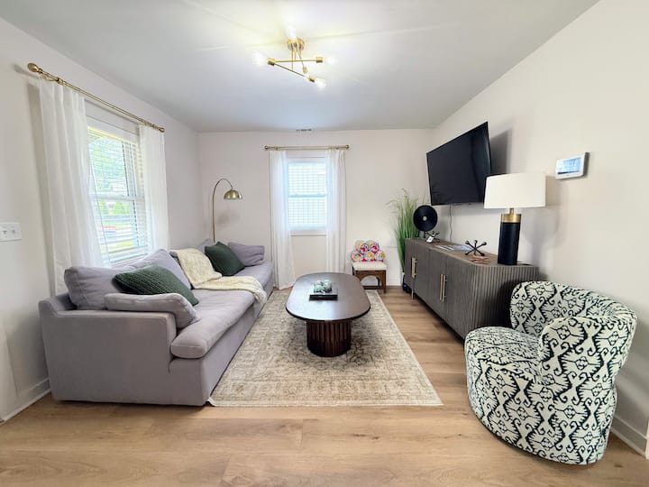 Footsteps To Fun Cottage - Erie, PA