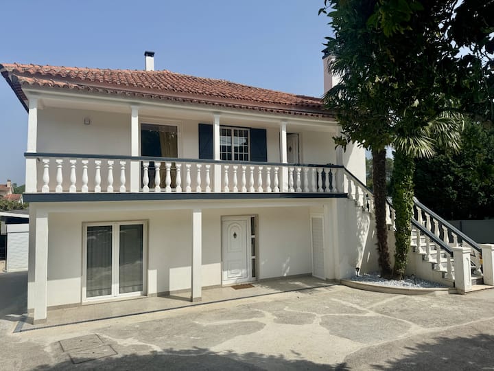 Casa Rés-do-chão Com Terraço - Bela