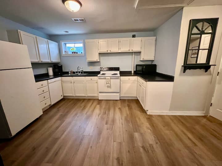 "Evergreen House" Basement Apt - Kansas (State)