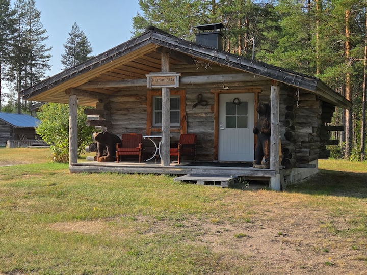 Karhumökki Karhunkurun Pihassa - Lapland