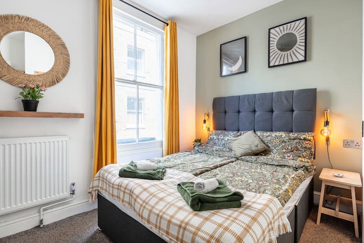 Snug Downtown Studio Apartment - London