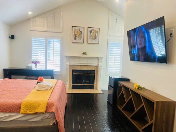 C105 - Spacious Room With A Big Sofa - Fountain Valley, CA