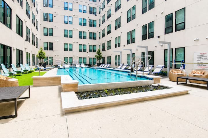 Suite In Downtown Houston | Shared Pool & Gym - Toyota Center