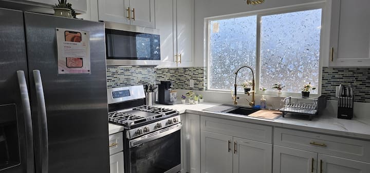 4 Bedrooms, 5 Beds, 2 Bathrooms, New Casa - Compton, CA