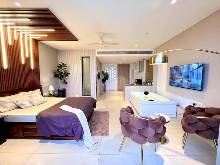 Luxe Jacuzzi Heaven Heights 15th Patio - Gurugram