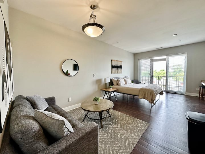 Cozy Downtown Loft With Balcony - Indianapolis