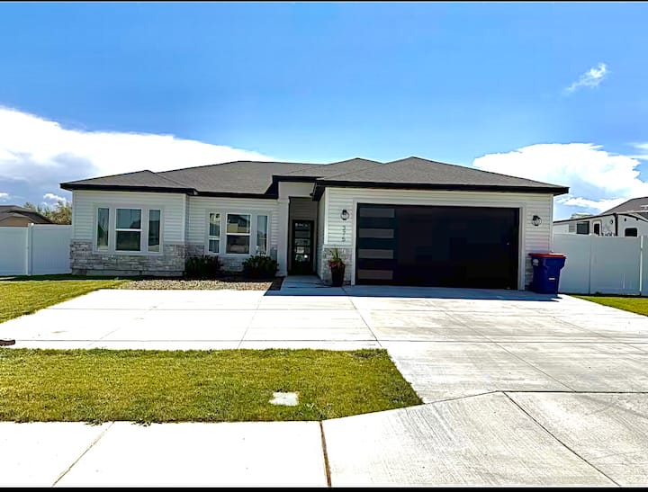 The Cozy White House - Twin Falls, ID