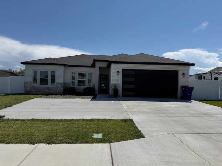 The Cozy White House - Twin Falls, ID