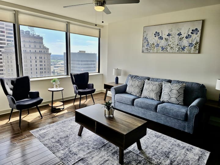 Modern Coastal 1br | City Views | Parking Included - Dallas, TX