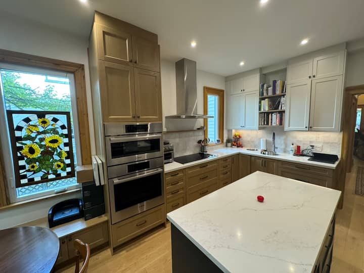 Big, Beautiful Family Home, Steps From The Beach! - Toronto
