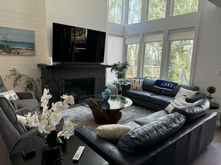 Stylish Lakefront Getaway Summerland, Pool/hot Tub - Summerland